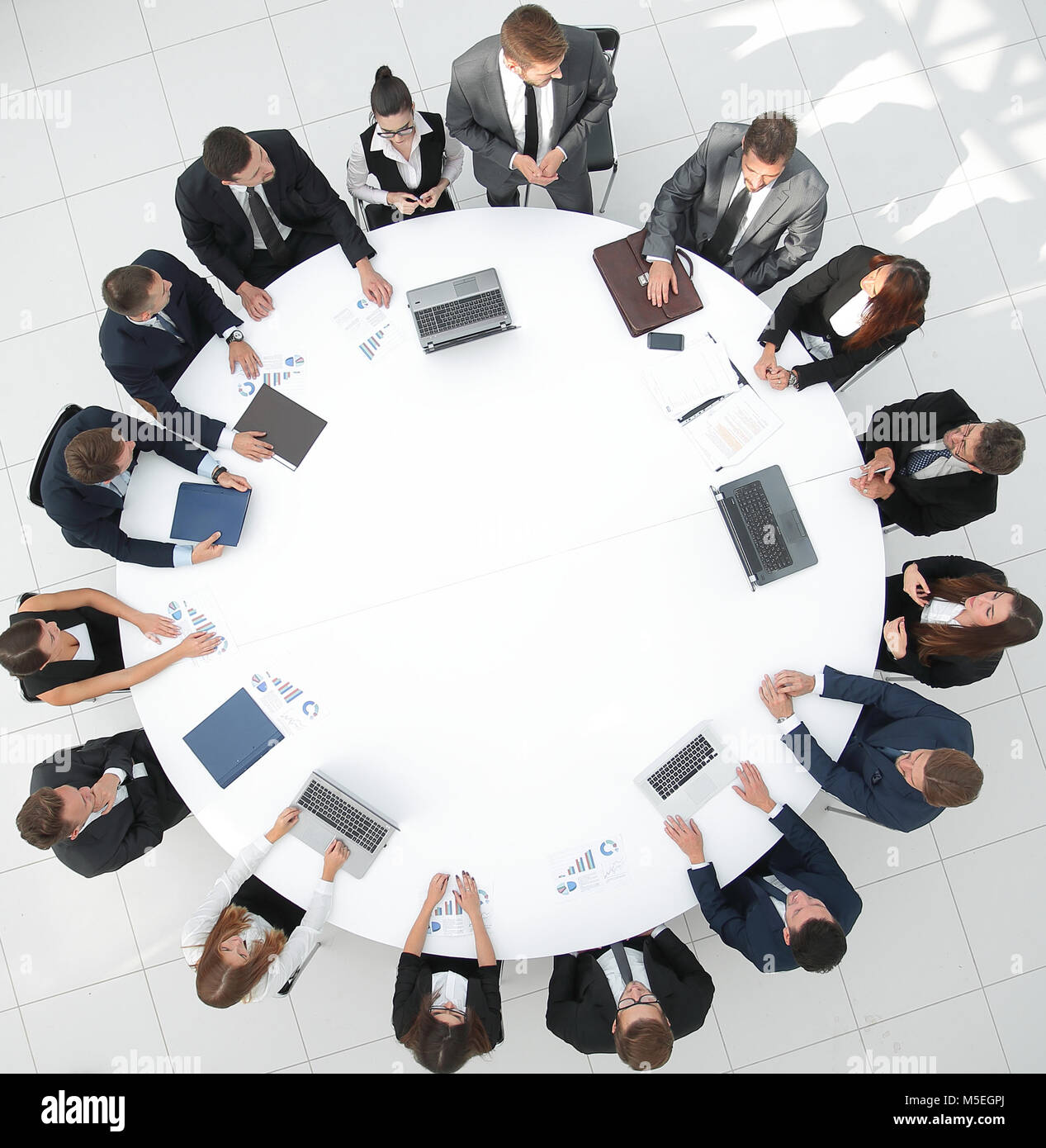 Boardroom women round table hi-res stock photography and images - Alamy