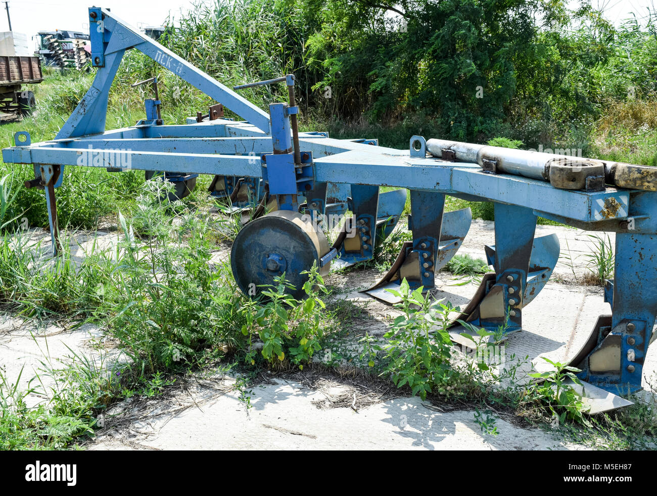 Combines on trailers hi-res stock photography and images - Alamy
