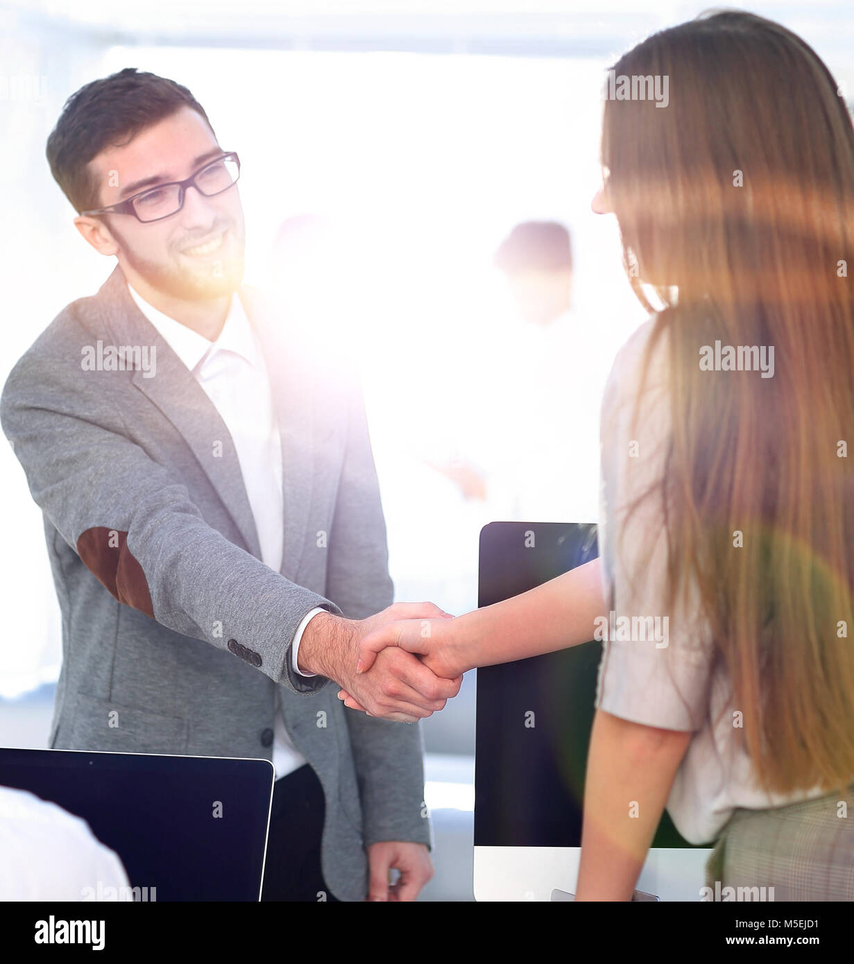 welcome and handshake of business partners Stock Photo - Alamy