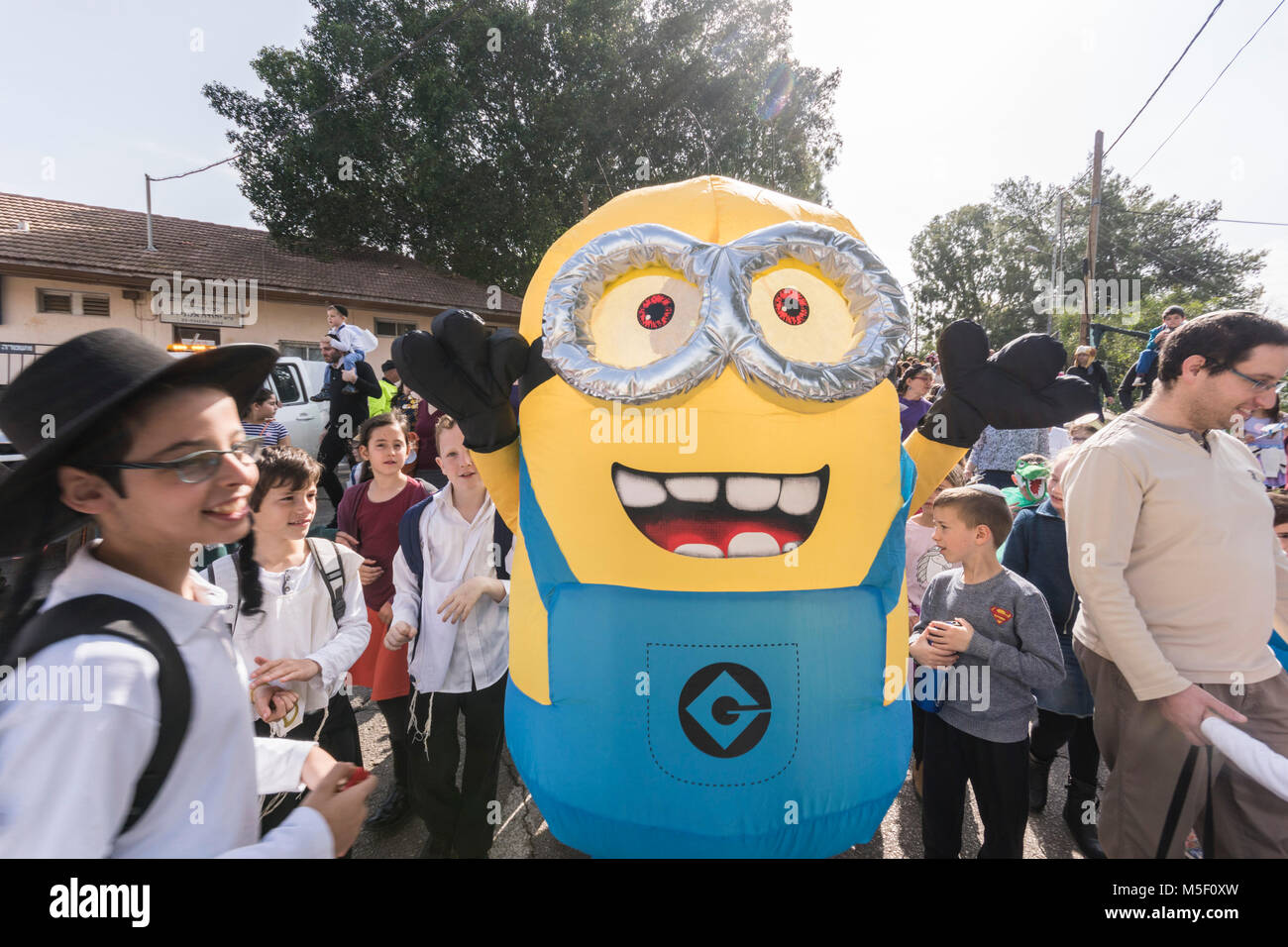 Minion costumes hi-res stock photography and images - Alamy
