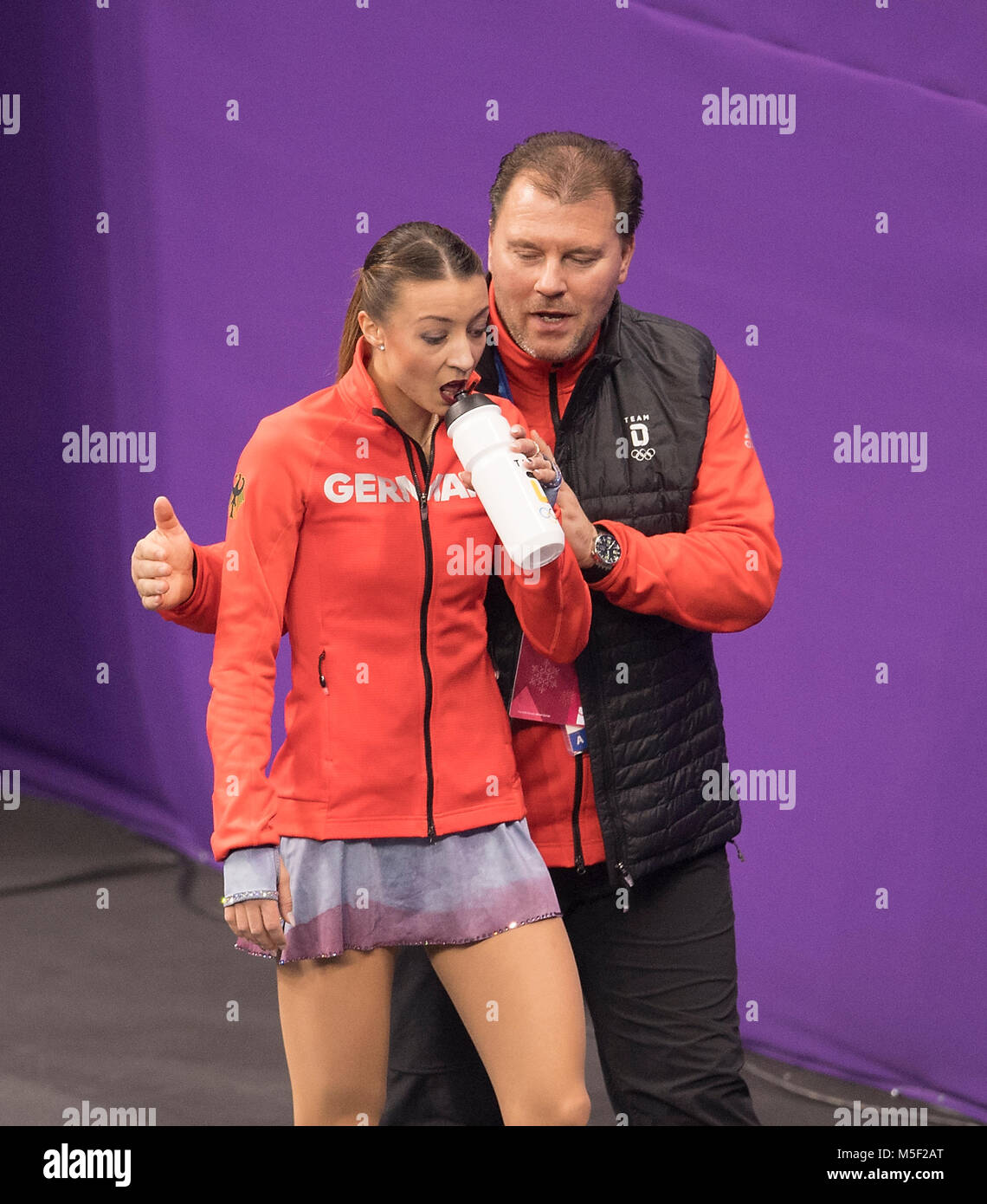 Nicole SCHOTT, Germany, wird von Ihrem coach Michael HUTH getroestet ...