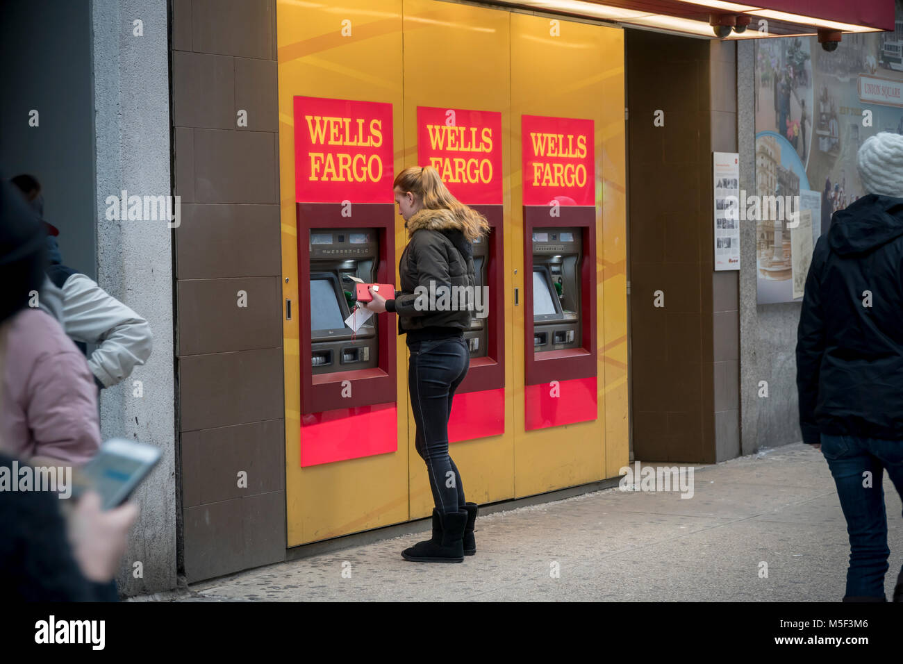 Wells fargo atm hi-res stock photography and images - Alamy