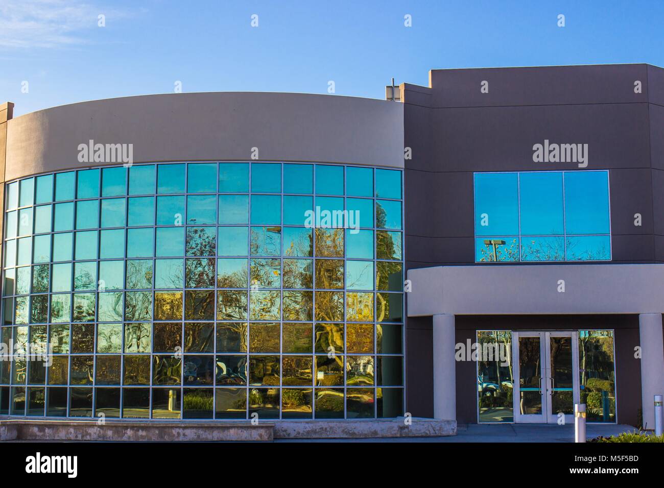 Curved glass doors hi-res stock photography and images - Alamy