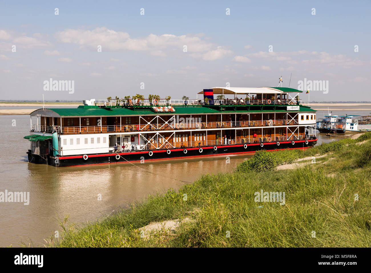 Bagan, Myanmar, December 27 2017: Boat jetty of the irrawaddy river in ...