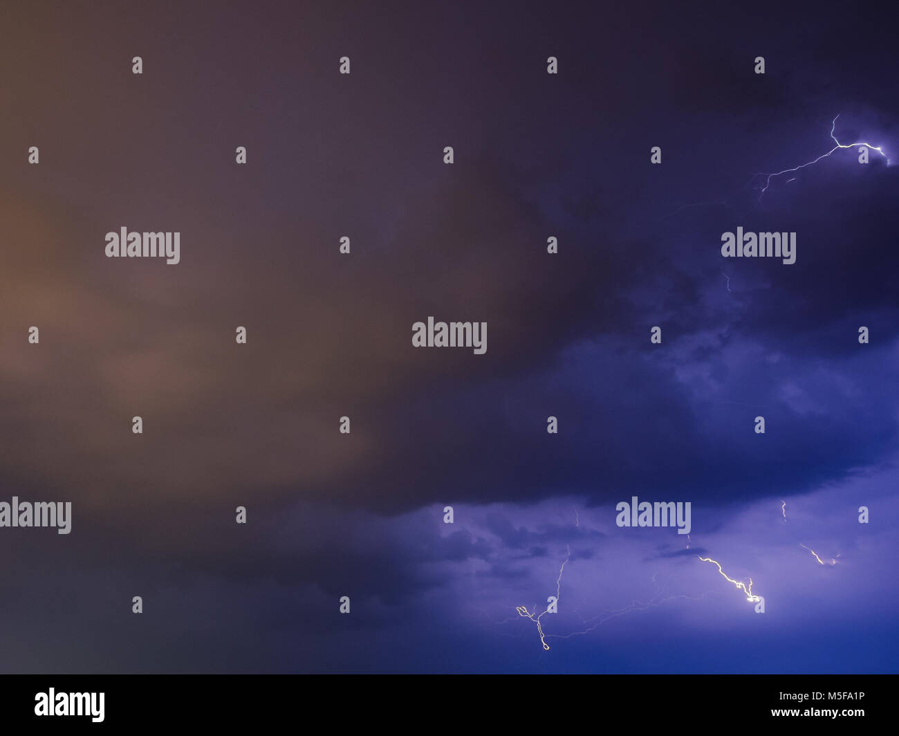 Thunderstorm lightning lightnings hi-res stock photography and images ...