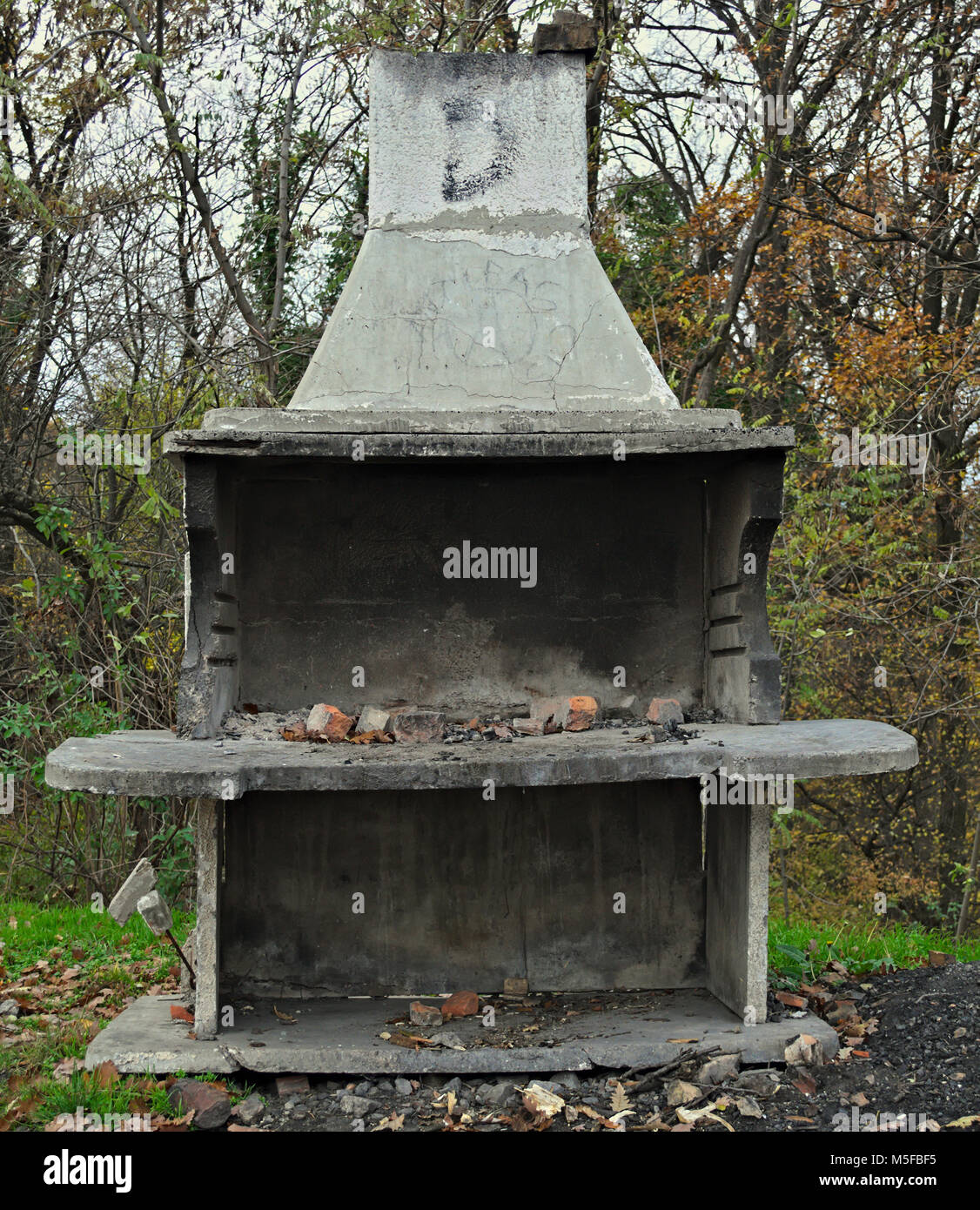 Old rusty barbecue hi-res stock photography and images - Alamy