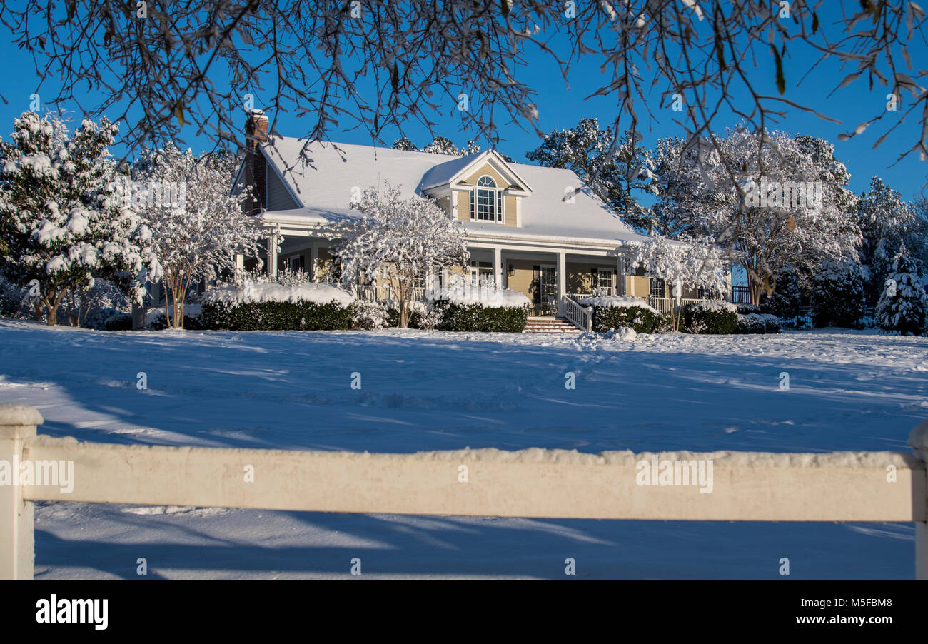 House in snow Stock Photo - Alamy