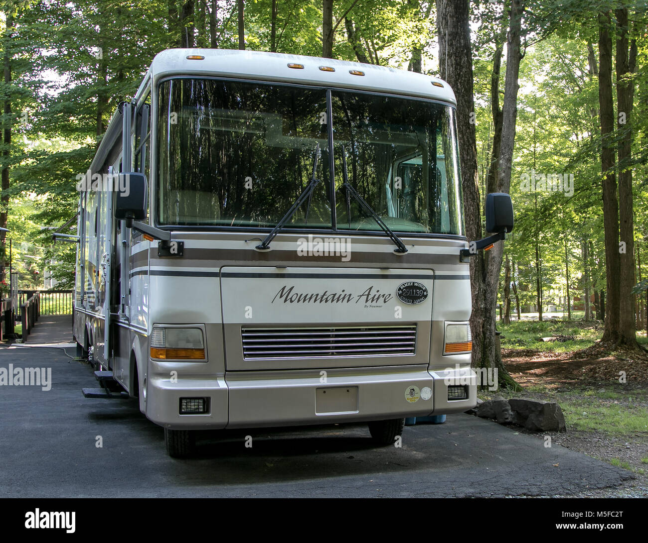 Rv leisure vehicle hi-res stock photography and images - Alamy