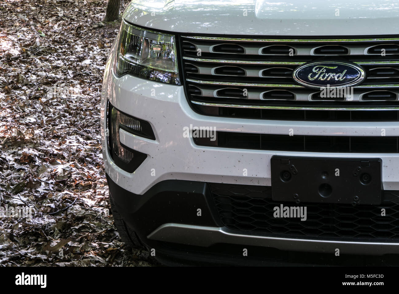 White Ford Explorer Stock Photo - Alamy