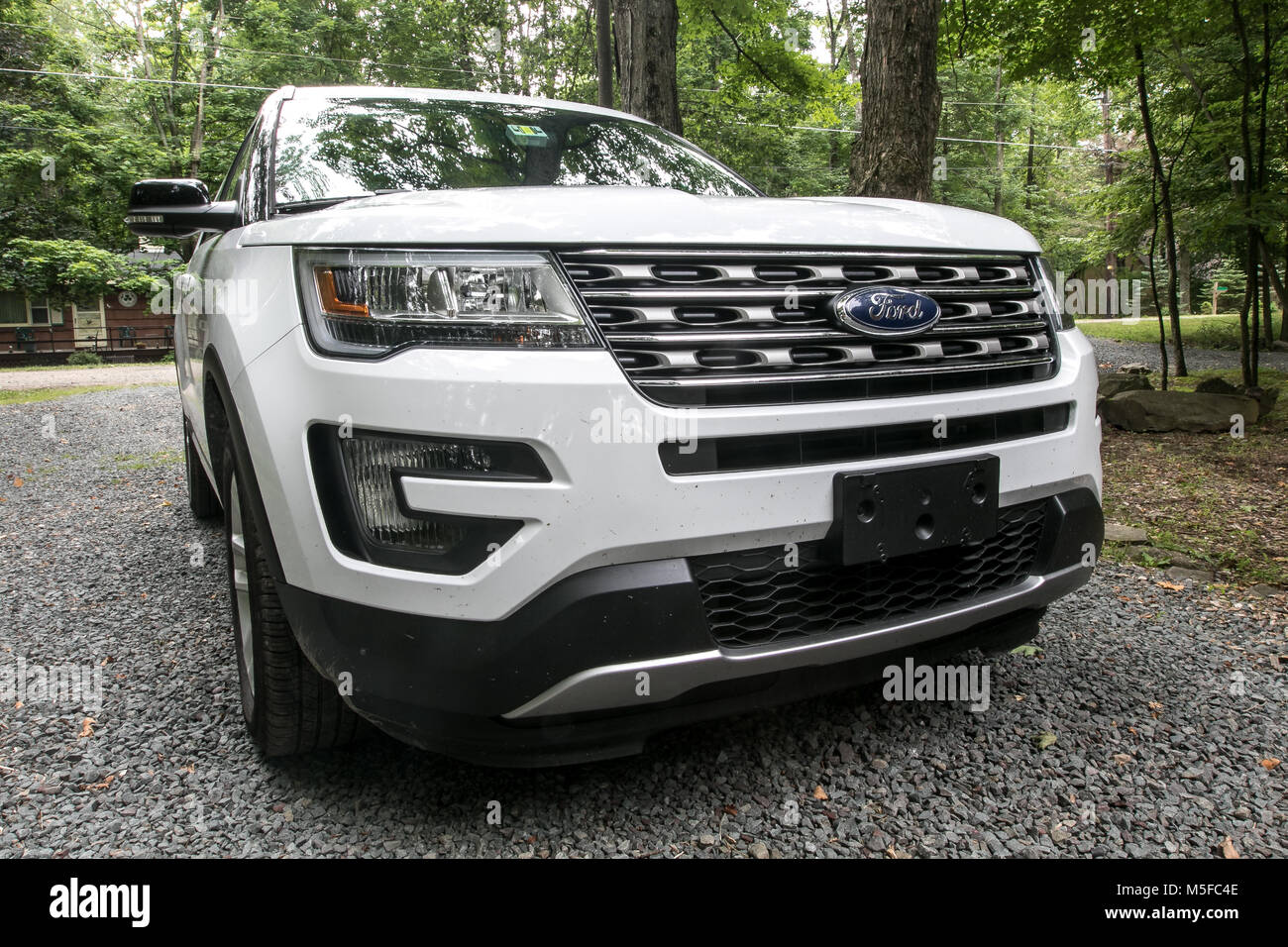 White Ford Explorer Stock Photo - Alamy
