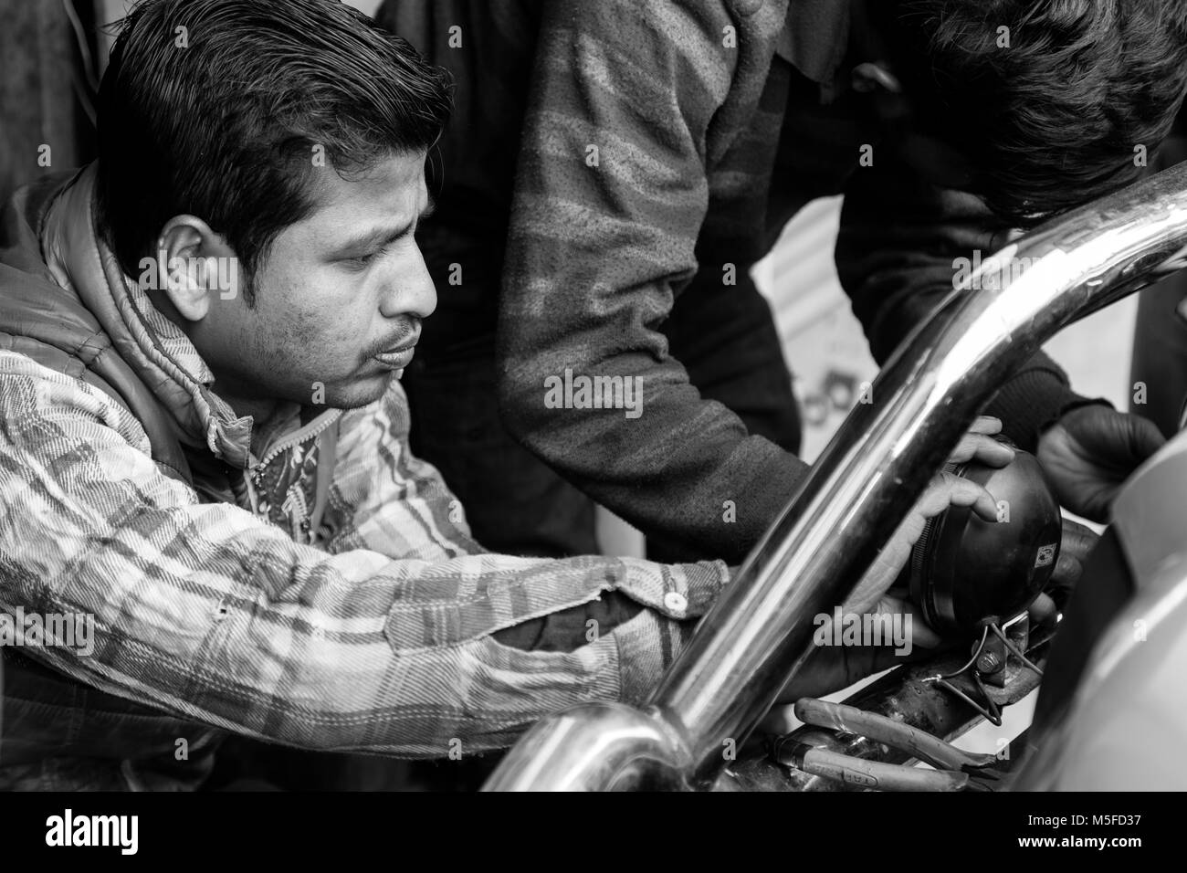 India car mechanic hi-res stock photography and images - Alamy