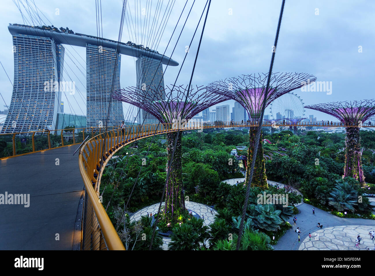 Skywalk between buildings hi-res stock photography and images - Alamy