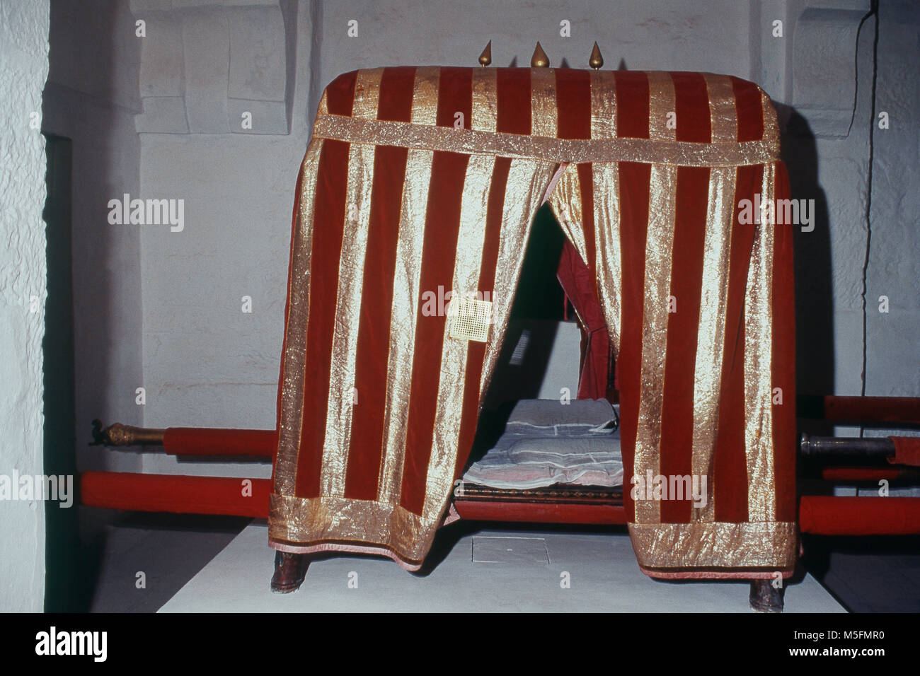 Palanquin hi-res stock photography and images - Alamy