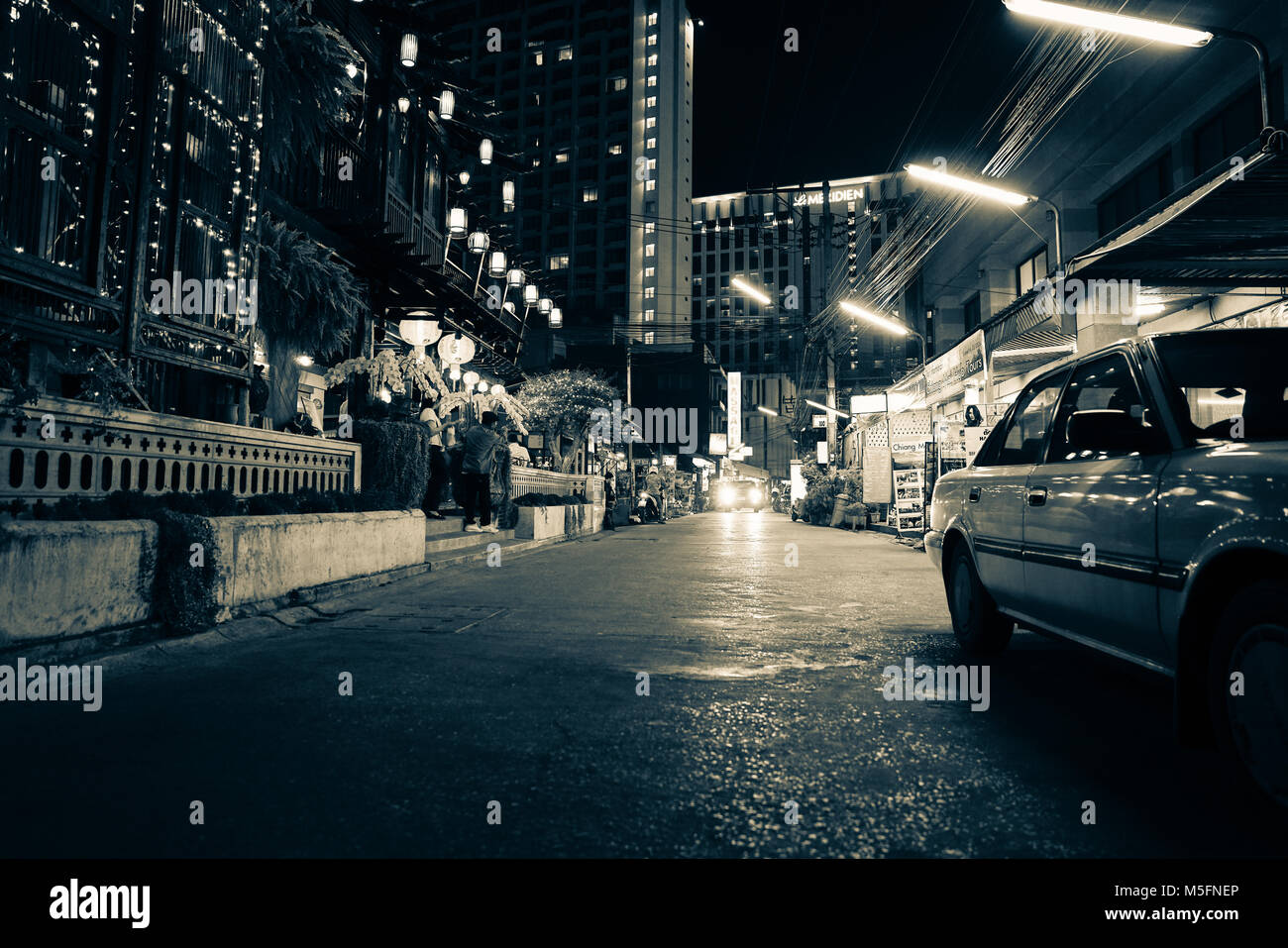 Dark city street hi-res stock photography and images - Alamy