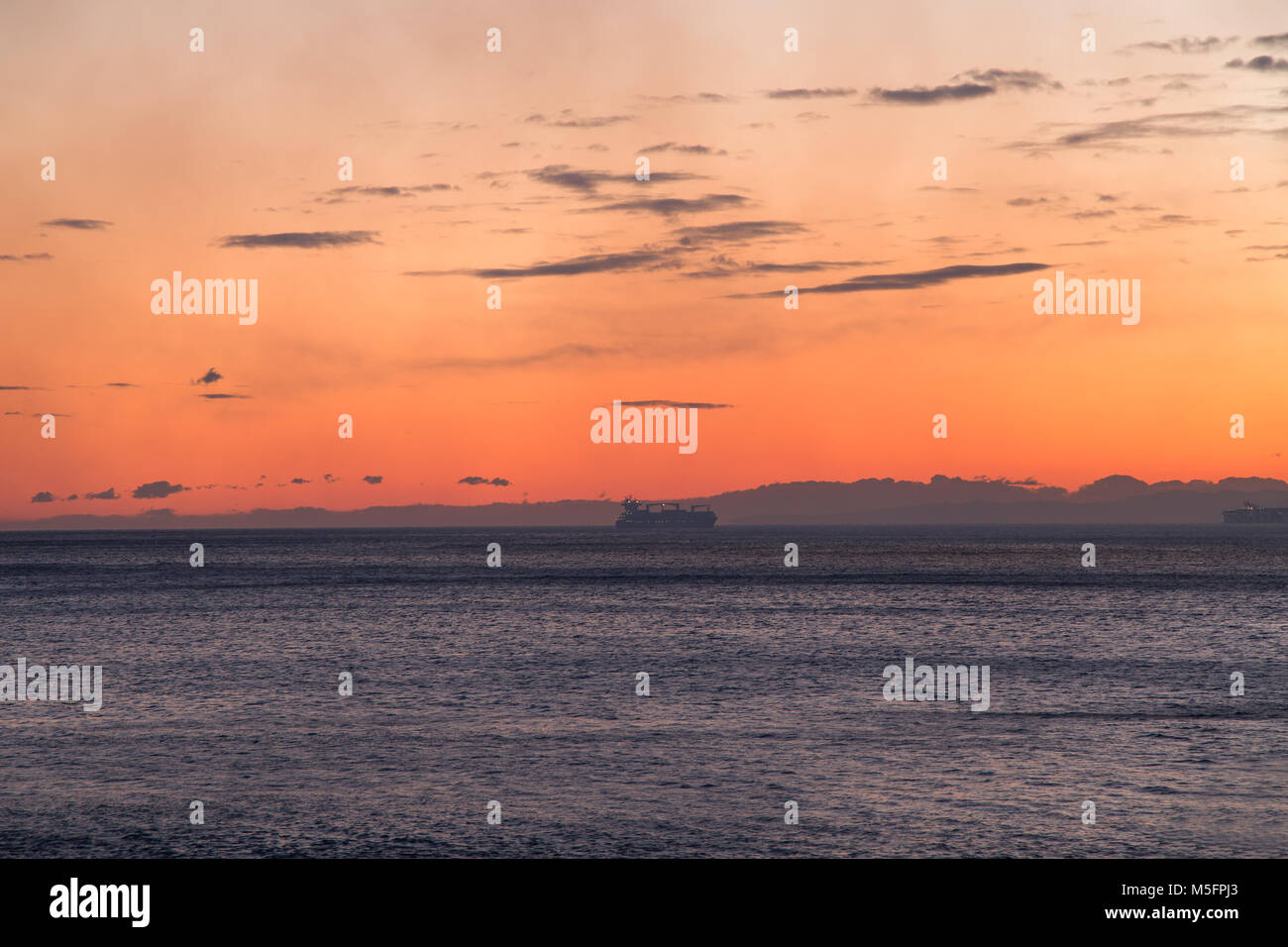 Beach cruise ship horizon hi-res stock photography and images - Alamy