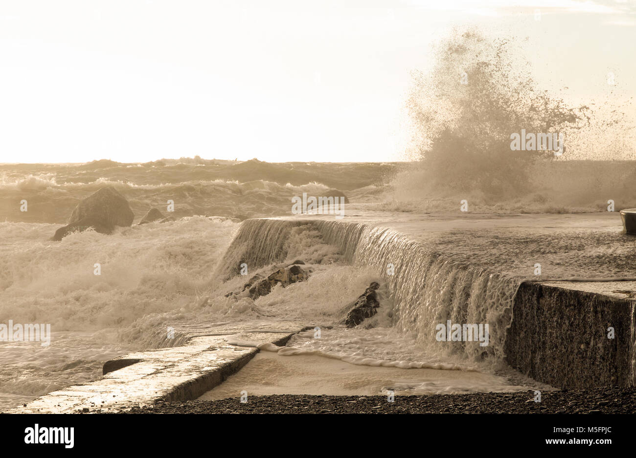 Big wave crashes pier hi-res stock photography and images - Alamy