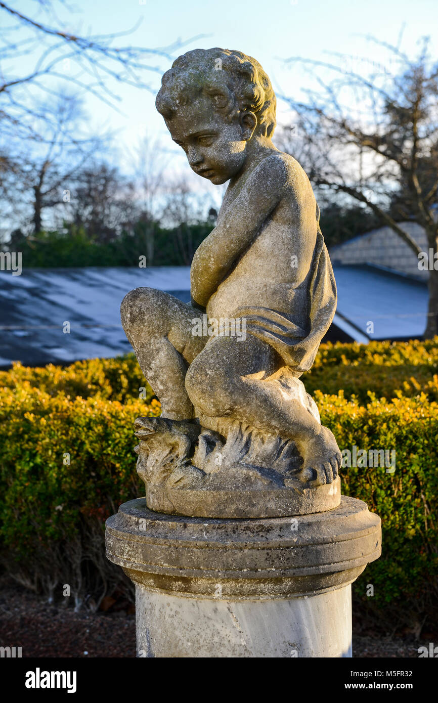 Statue formal garden hi-res stock photography and images - Alamy
