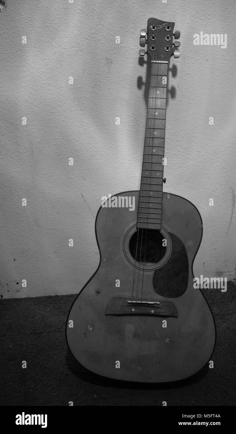 Dusty old Guitar Stock Photo - Alamy