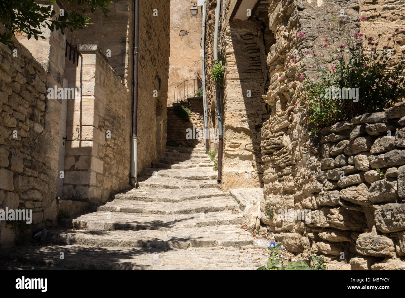 Steep alley with medieval houses in Gordes. Provence, France Stock ...