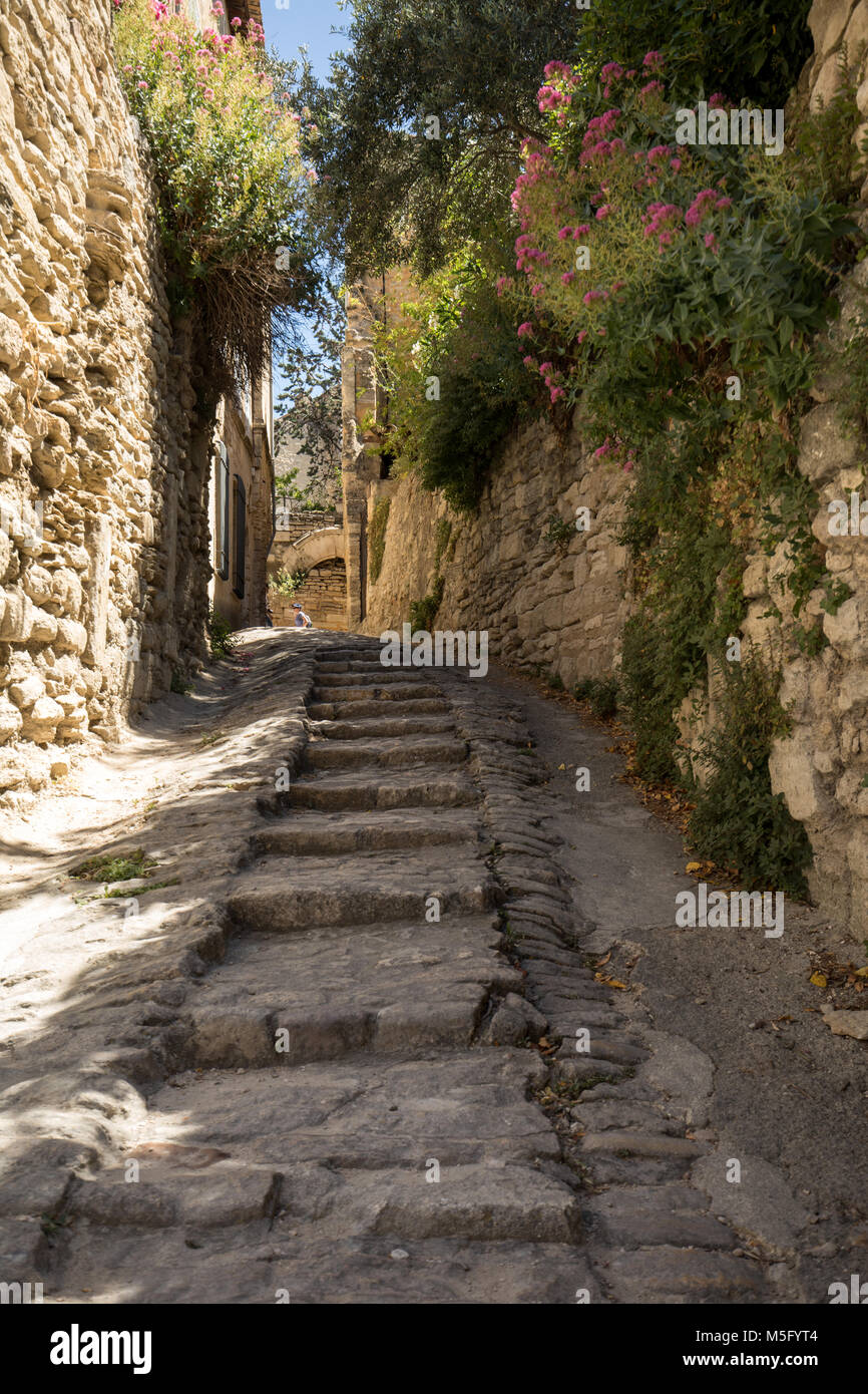 Steep alley with medieval houses in Gordes. Provence, France Stock ...
