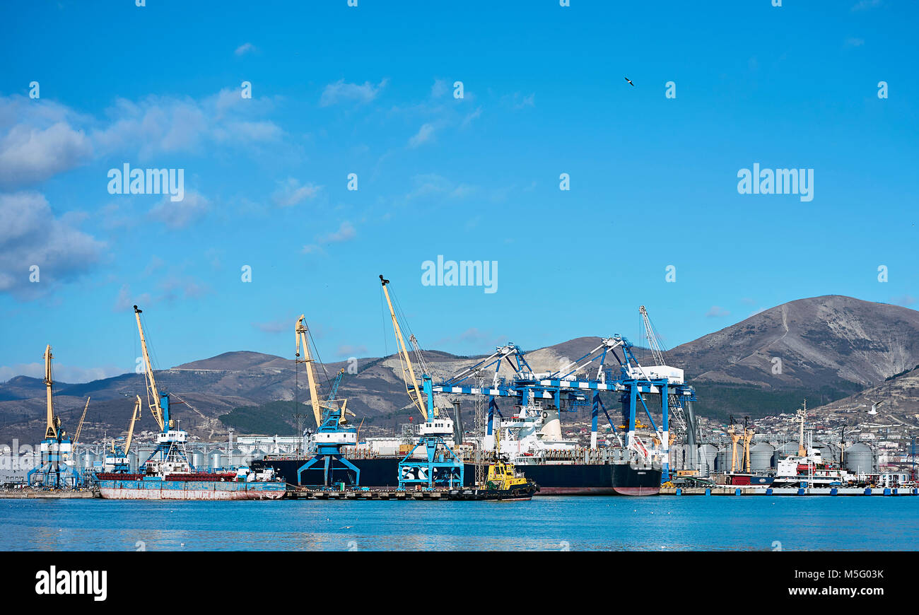 Ships commercial sea port hi-res stock photography and images - Alamy