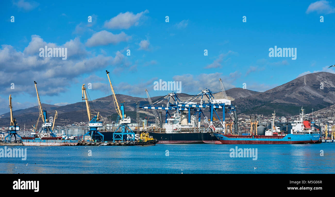 ships at the commercial sea port Stock Photo - Alamy