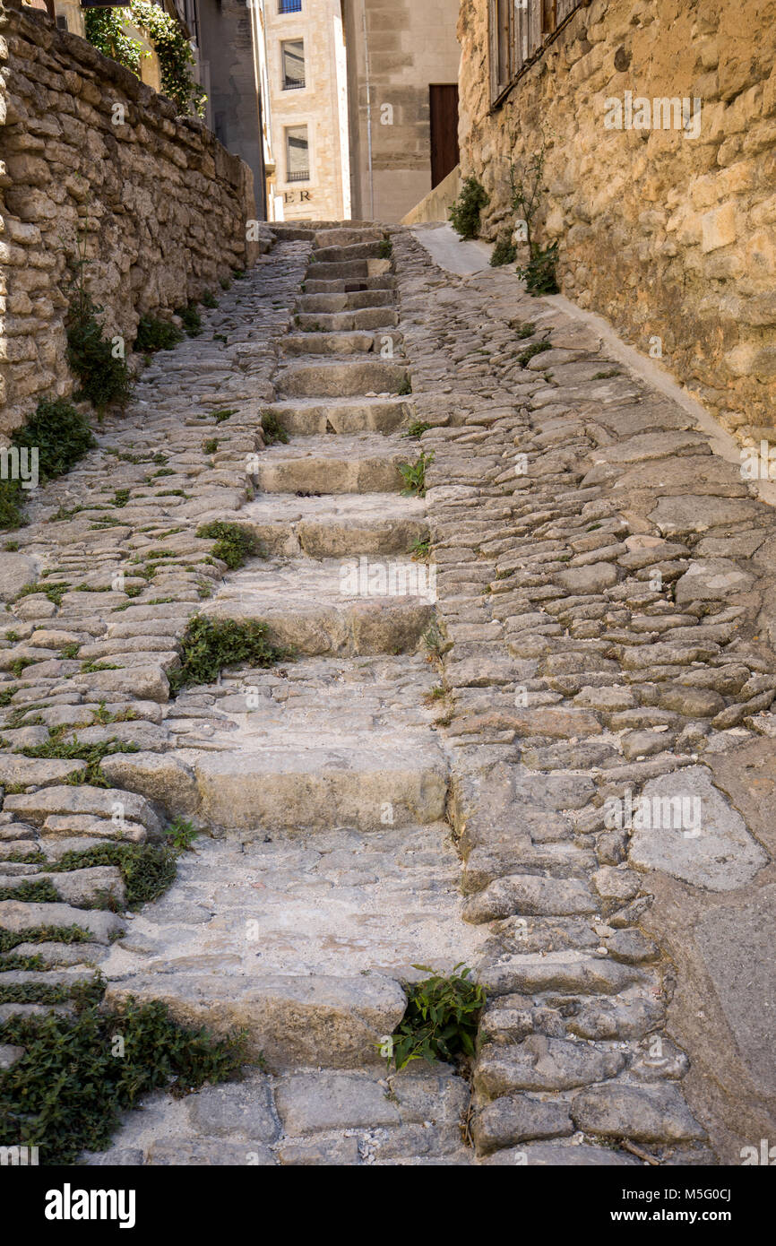 Steep alley with medieval houses in Gordes. Provence, France Stock ...
