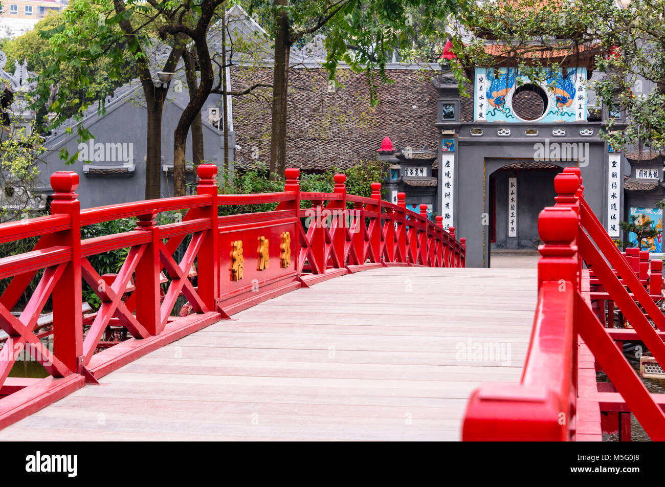 The iconic red painted Huc Bridge over Ho Hoan Kiem Lake, Hanoi ...