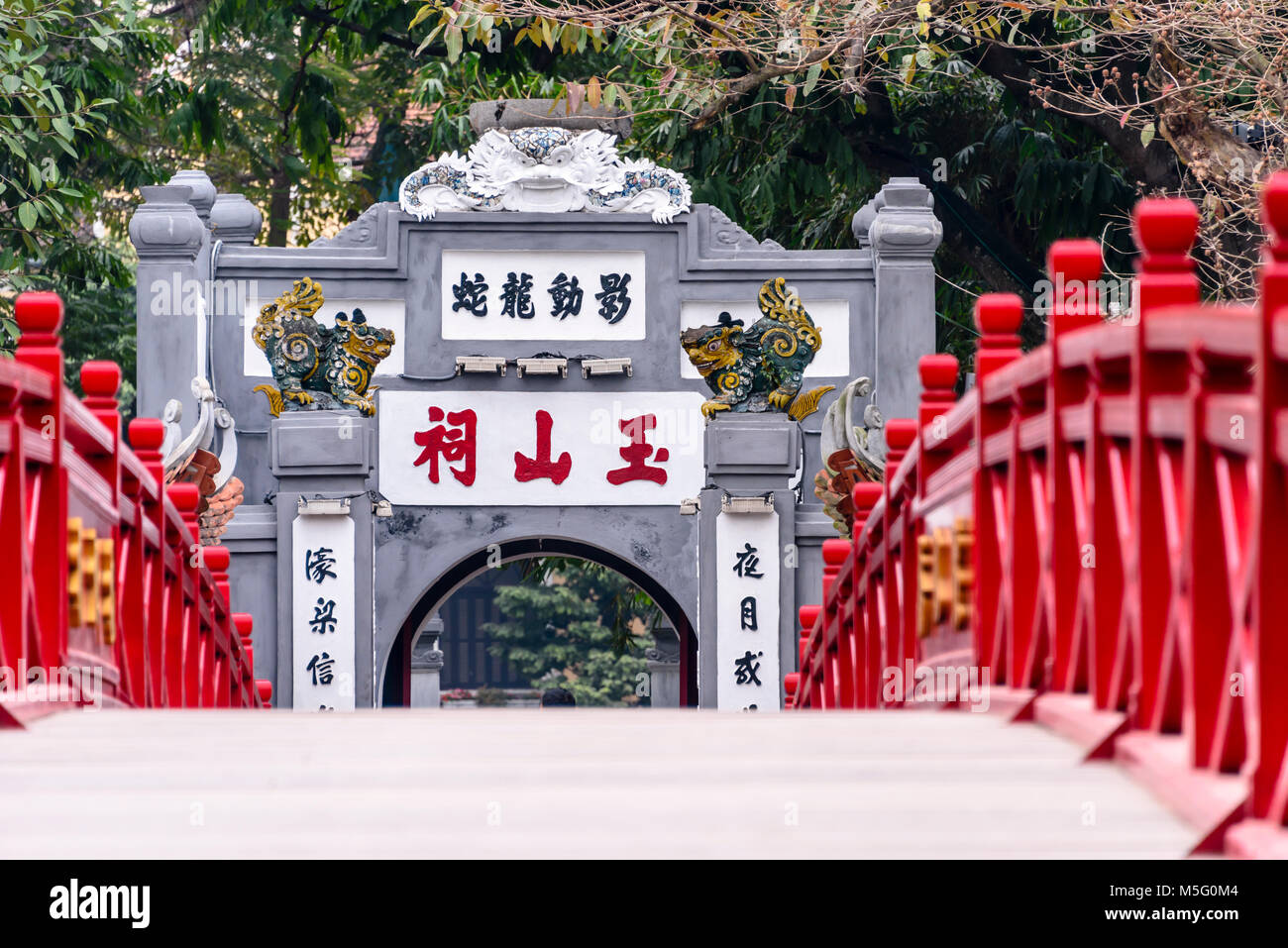 The iconic red painted Huc Bridge over Ho Hoan Kiem Lake, Hanoi ...