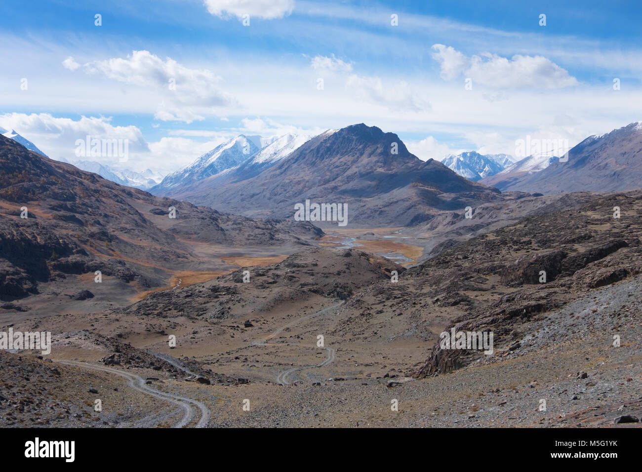 A typical glaciated U-shaped valley Stock Photo - Alamy