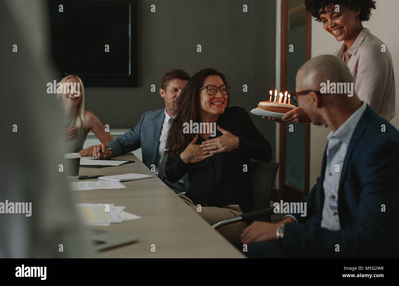 Office workers group cake hi-res stock photography and images - Alamy