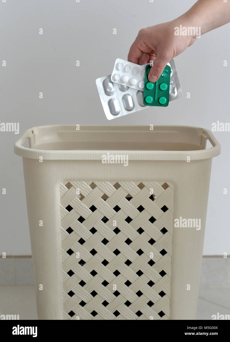 Throw away trash icon sign hi-res stock photography and images - Alamy