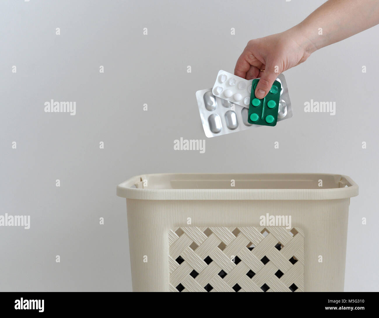 Throw away trash icon sign hi-res stock photography and images - Alamy
