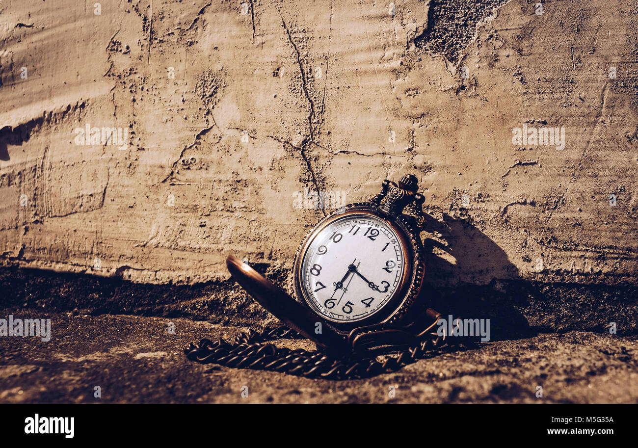 Clock face showing time hi-res stock photography and images - Alamy