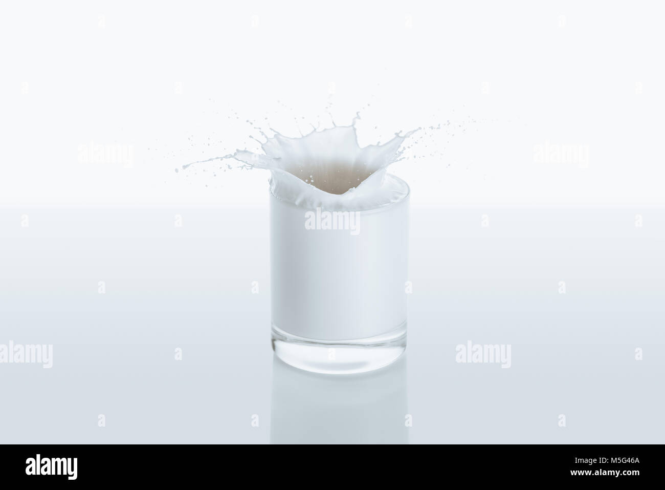 Milk splash simple hi-res stock photography and images - Alamy