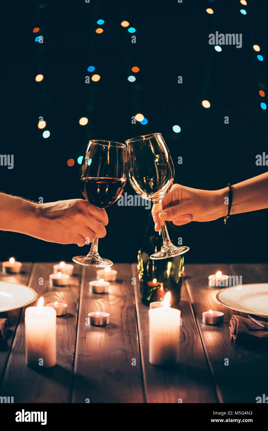 Clinking glasses hi-res stock photography and images - Alamy