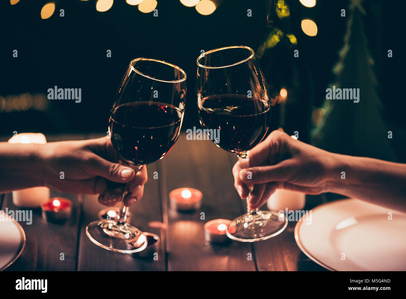 Clinking glasses hi-res stock photography and images - Alamy