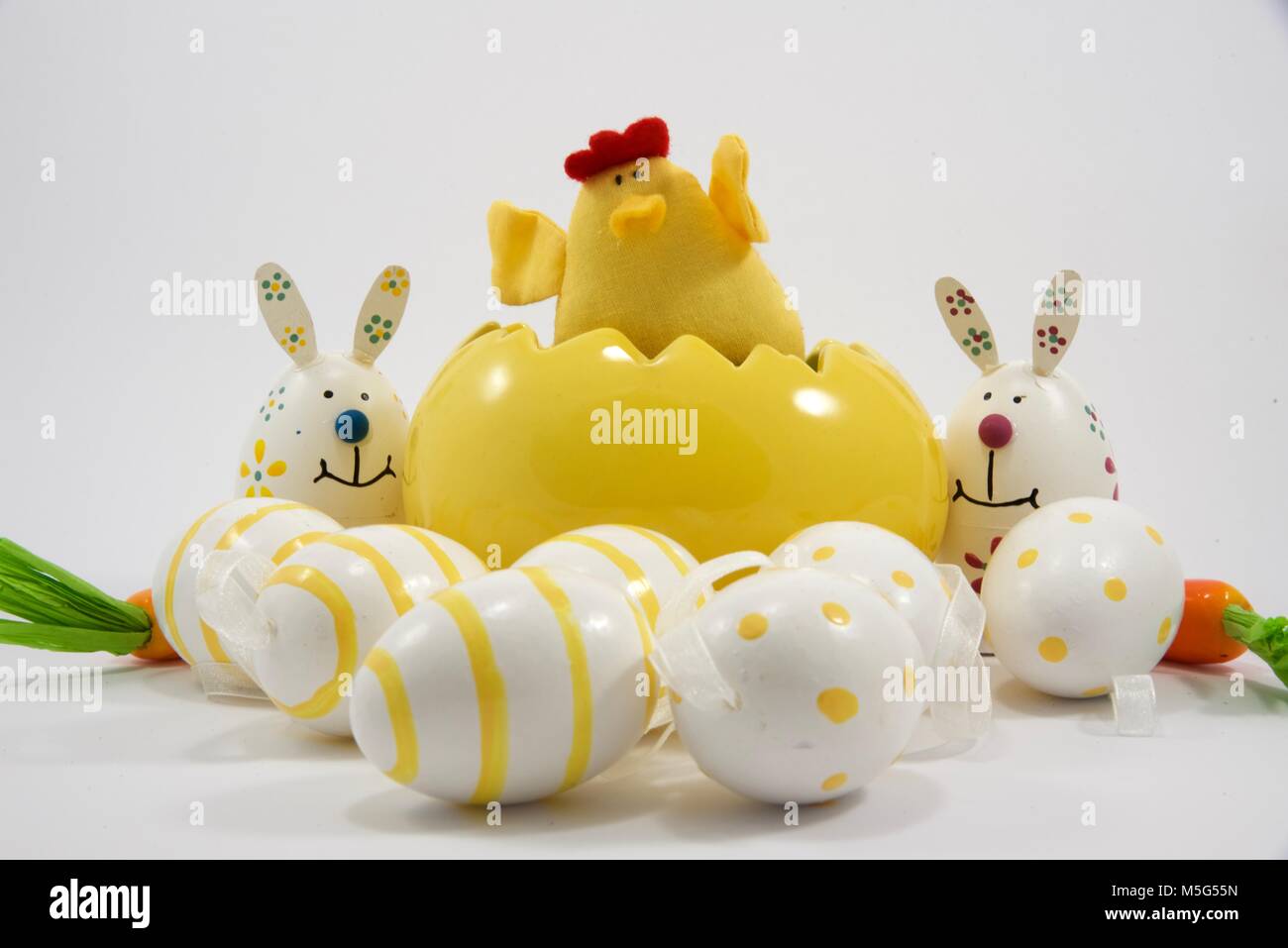 Yellow Easter egg, bunnies and carrots greeting card Stock Photo - Alamy
