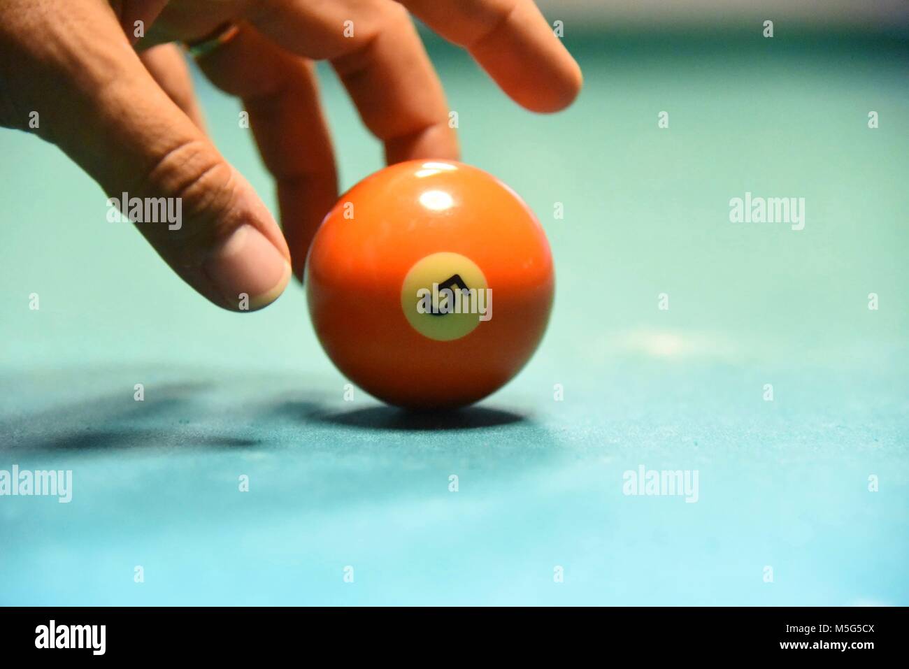 Hand snooker balls hi-res stock photography and images - Alamy