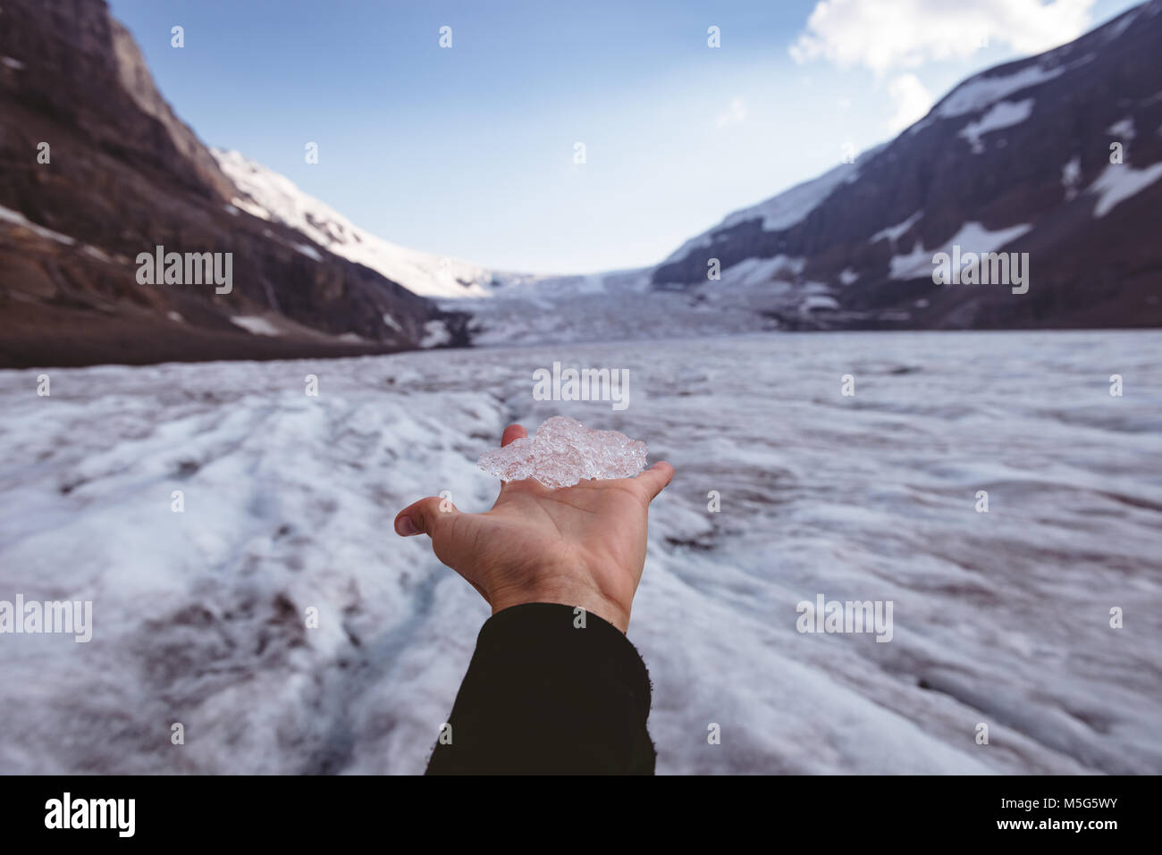 Ice holding hi-res stock photography and images - Alamy