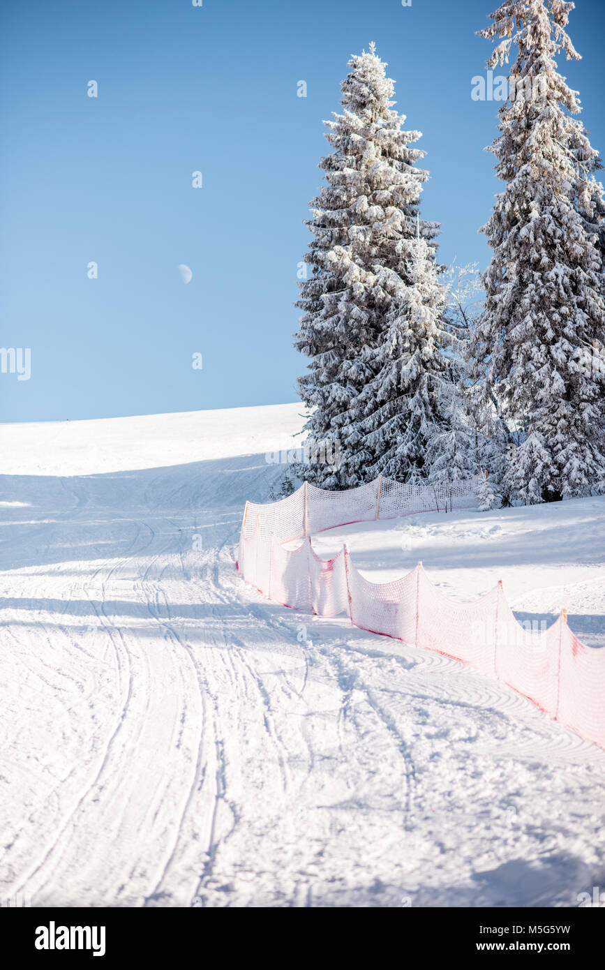 Slope white hi-res stock photography and images - Alamy