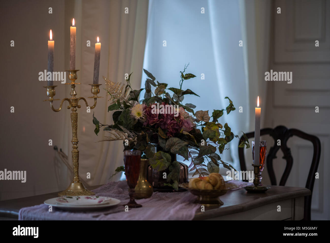 Romantic table setting candles hi-res stock photography and images - Alamy