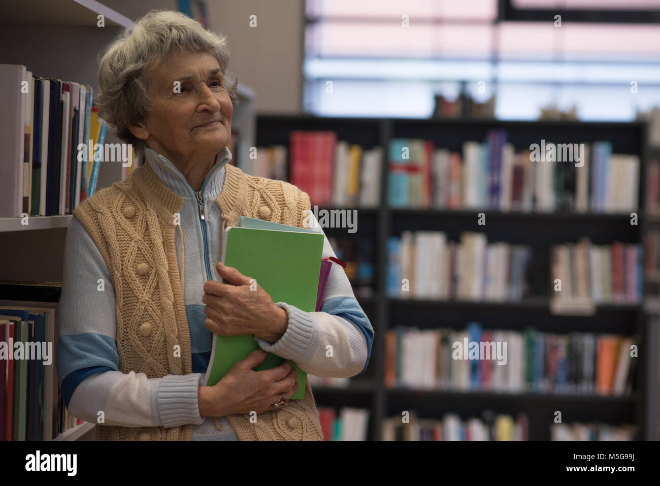 Senior library hi-res stock photography and images - Alamy