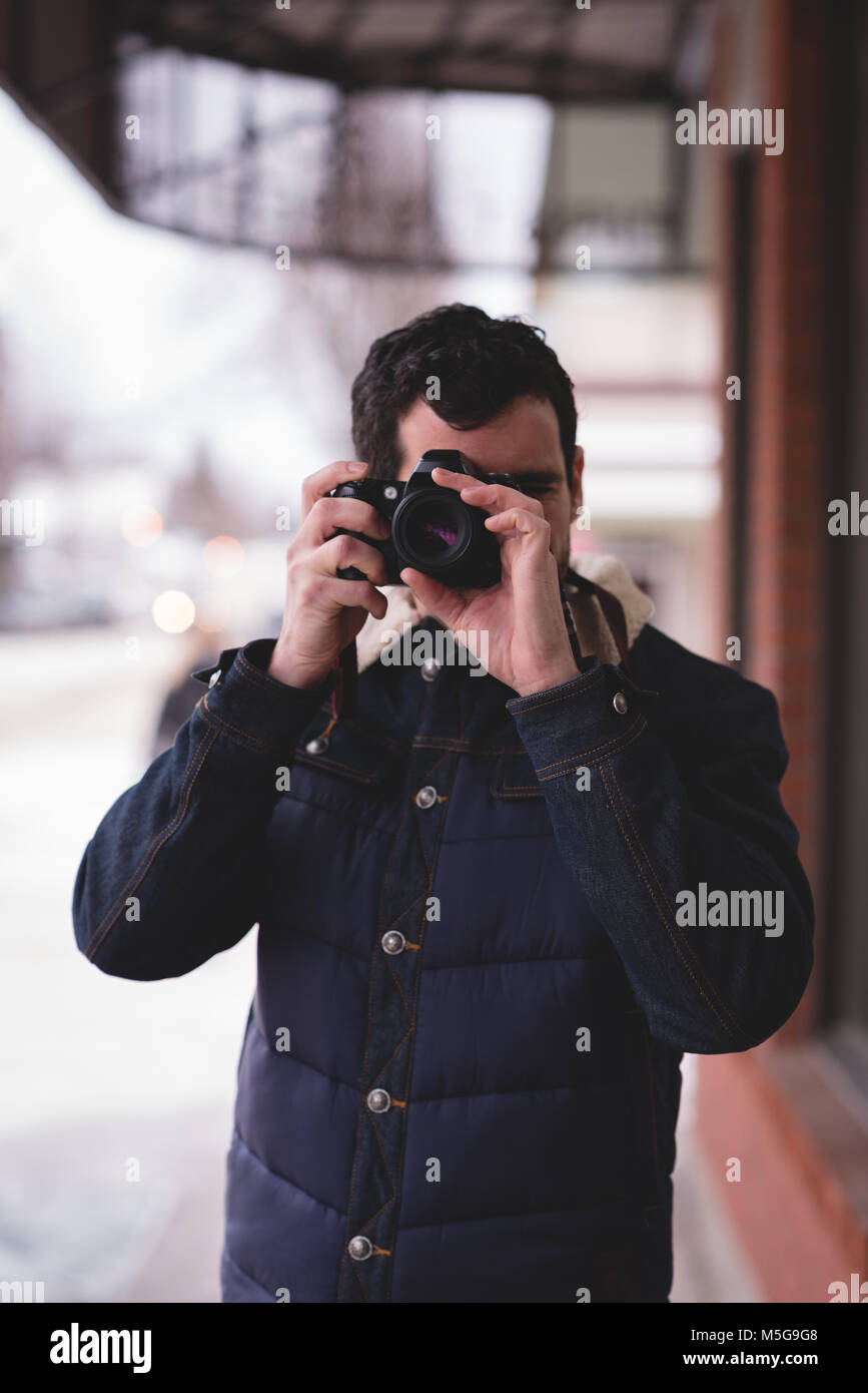Man clicking photo with digital camera Stock Photo - Alamy Man clicking photo with digital camera Stock Photo - Alamy
