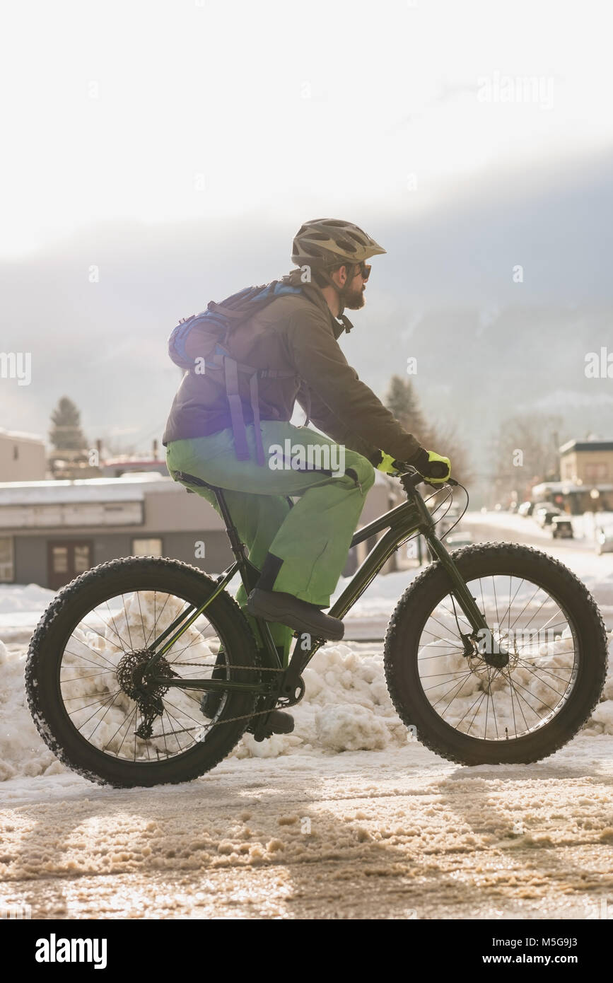Fat man on bicycle hi-res stock photography and images - Alamy