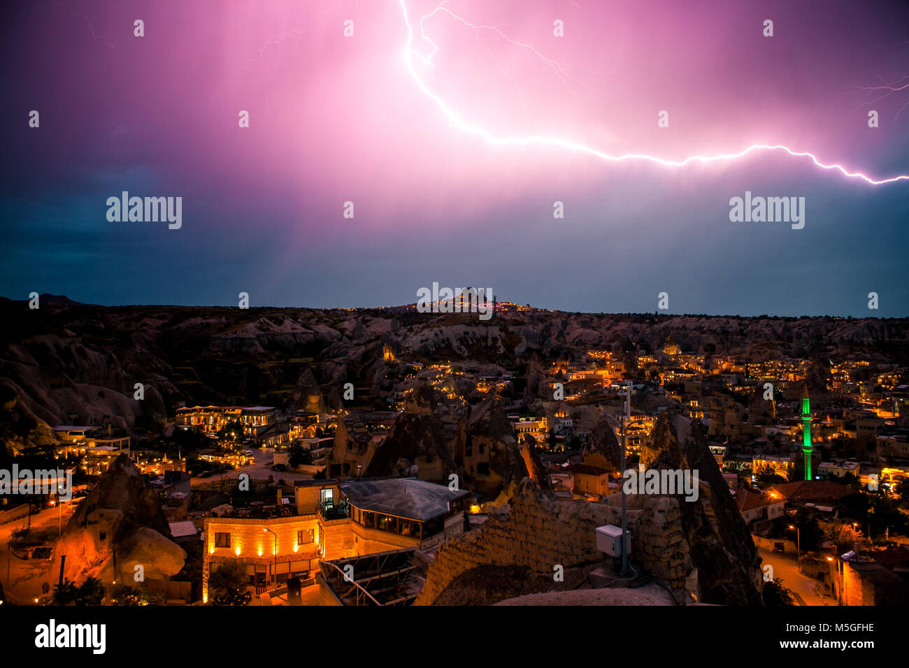 Lightning in sky above town hi-res stock photography and images - Alamy