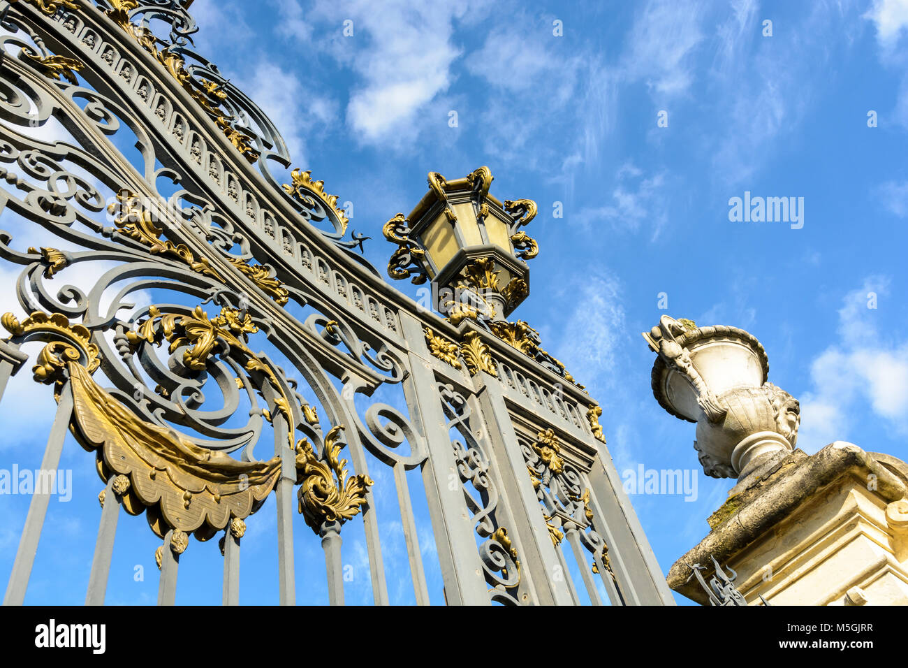 Grid gate castle hi-res stock photography and images - Alamy