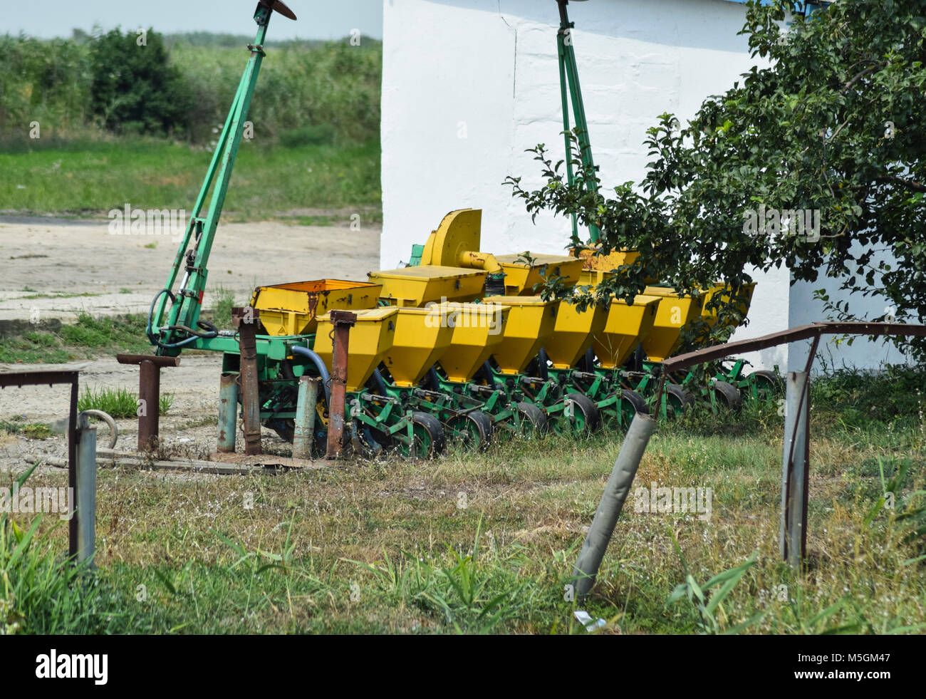 Seeder for sowing seeds of field crops. Trailer Hitch for tractors and ...