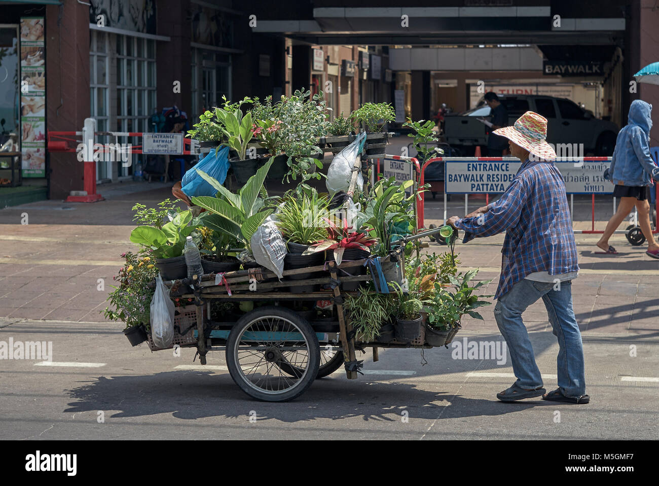 Thailand street trader flowers hi-res stock photography and images - Alamy