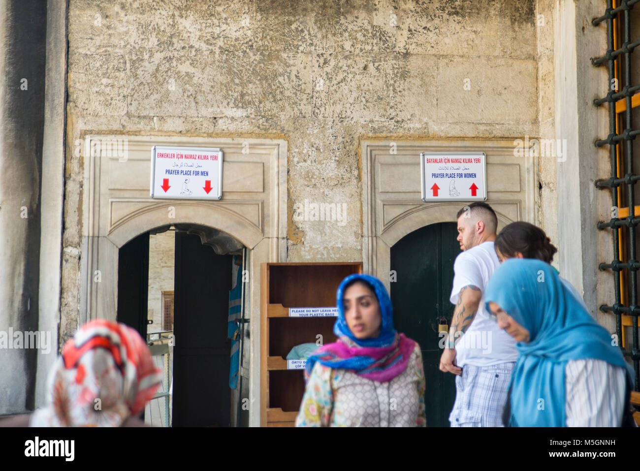 Mens room entrance hi-res stock photography and images - Alamy